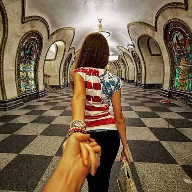Osmann berpegangan tangan dengan gadisnya di kereta bawah tanah Rusia.