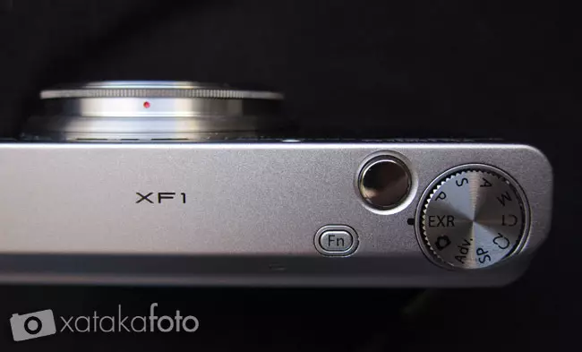 Fujifilm XF1 pogled od zgoraj