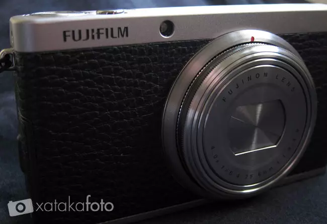 Fujifilm XF1 ඉදිරිපස