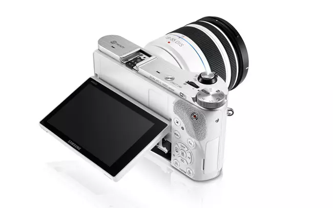 Samsung NX300, аввалин оинаест, ки бо линзаҳои 2D/3D мувофиқ аст