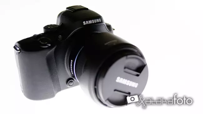 Samsung NX20 zijaanzicht vooraanzicht