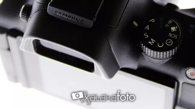 Нишондиҳандаи Samsung NX20