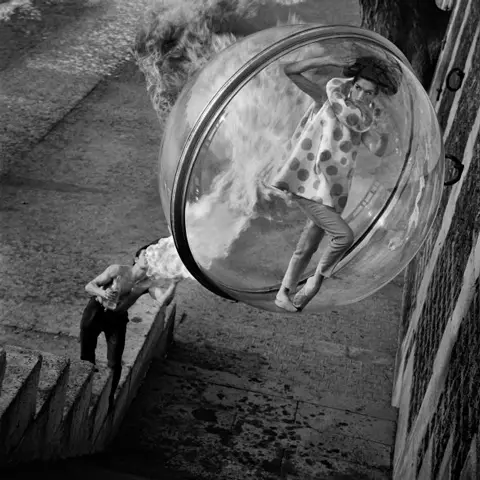 Melvin Sokolsky at ang kanyang Bubble fashion editorial sa Paris noong 1963