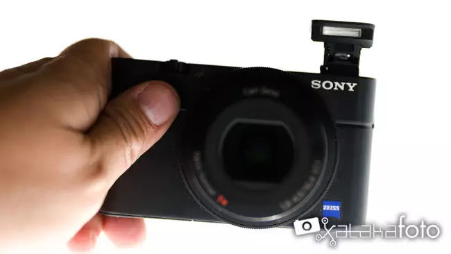 Pandangan hadapan Sony RX100 dengan denyar