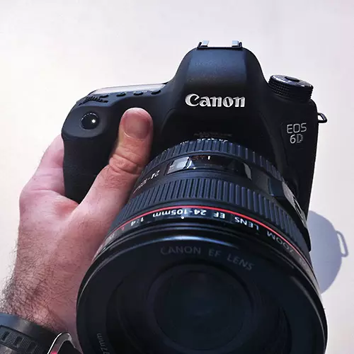 Canon EOS 6D in die hande