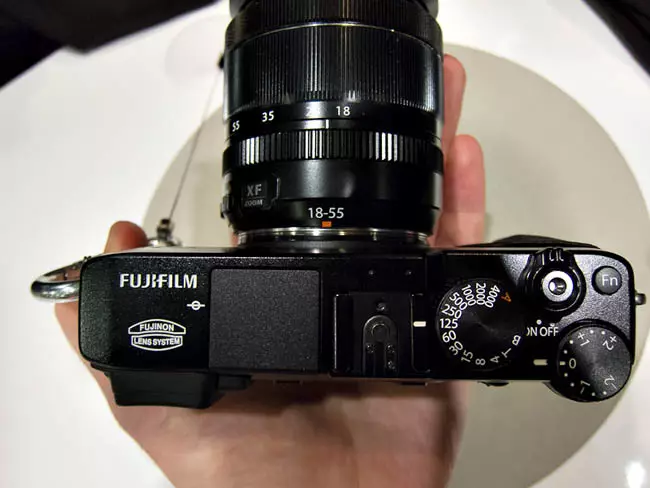 Fujifilm X-E1 amin'ny tanana