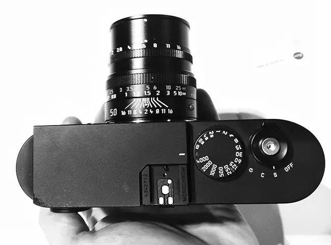 Leica Monochrome rokās