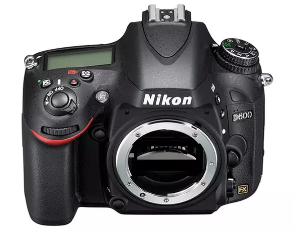 Nikon D600 - sasmalcināta priekšpuse