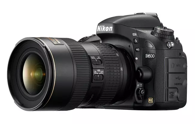 Nikon D600 - झूम लेन्ससह