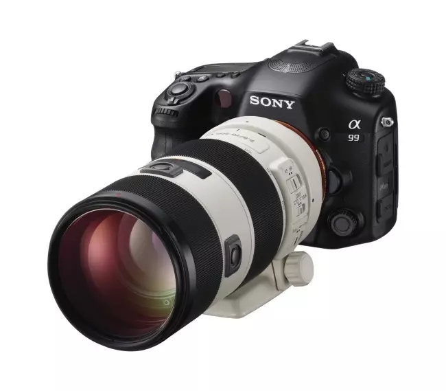 Sony SLT-A99 e nang le lense ea telephoto ea 300mm F/2.8