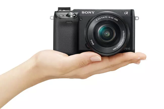 Sony NEX-6 v ruce