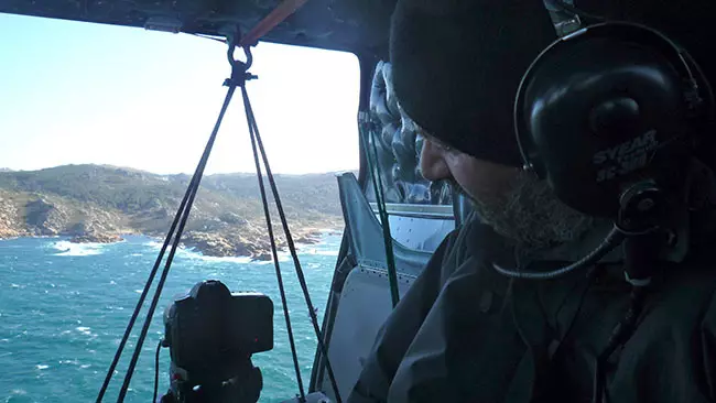 Fotogrāfs Fofi uzrauga kameru helikopterā