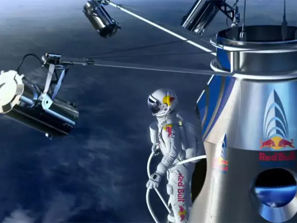 Red Bull Stratos: Gambar dengan sayap dari stratosfer