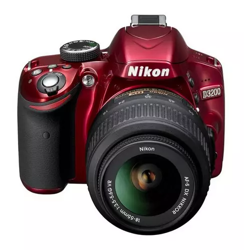 Nikon D3200 mewn coch gyda lens