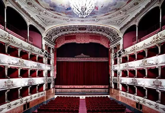 Candida Höfer_Teatro_della_Pergola_Firenze