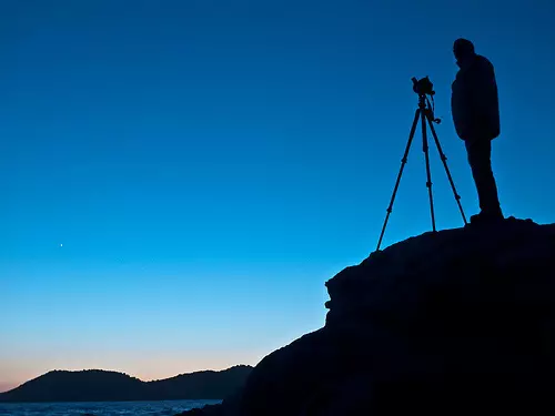 en fotograf ved solnedgang