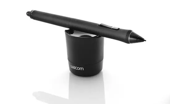 Wacom Intuos4 Wireless - kalem ve uç tutucu bölmesi