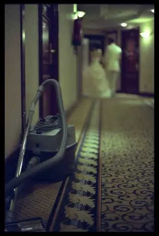 kāzu nakts viesnīcas koridors, Edvards Olivs