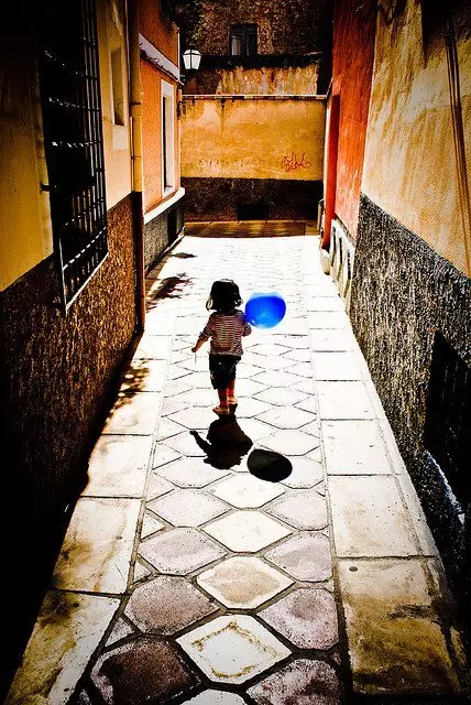 Tyttö sinisellä ilmapallolla, kirjoittanut Manuel Sagredo