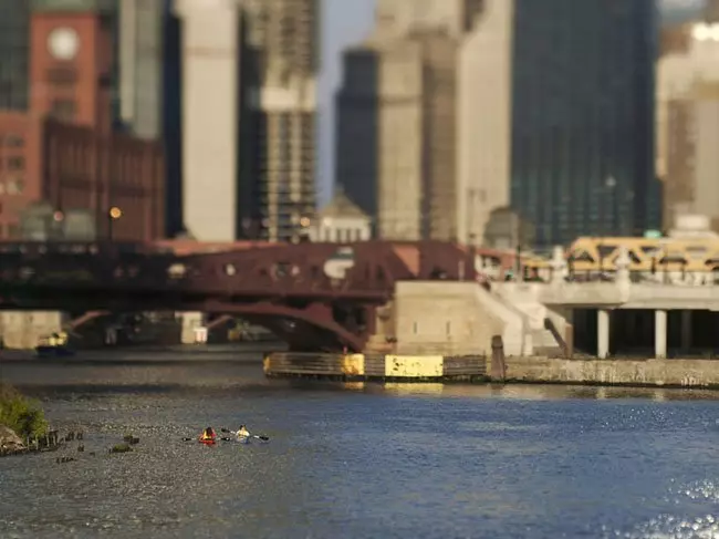 พายเรือคายัคในแม่น้ำชิคาโก