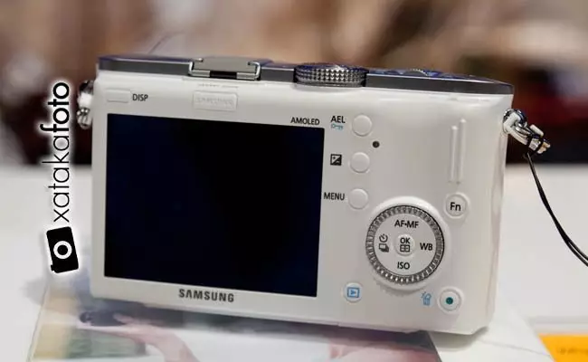 Samsung NX100, touchdown