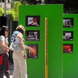 Pessoas em uma exposição na rua