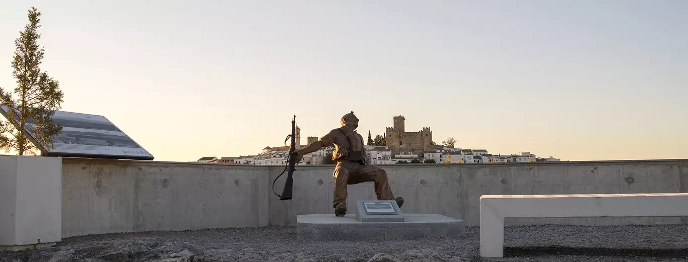 Det okända för "En milismans död", ett fotografi med ett monument i staden Espejo (Córdoba)