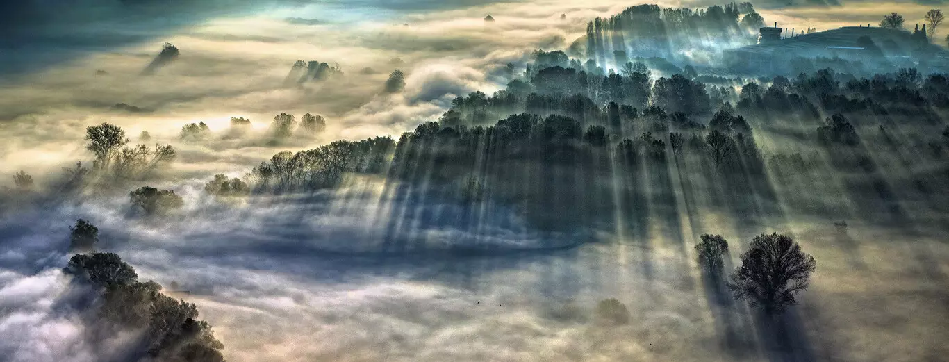 صبح جي ڪوهيڙي پاران ٺاهيل هي غير حقيقي منظر آهي موسم جي فوٽوگرافر آف دي ايئر 2021 مقابلي جي کٽڻ واري تصوير