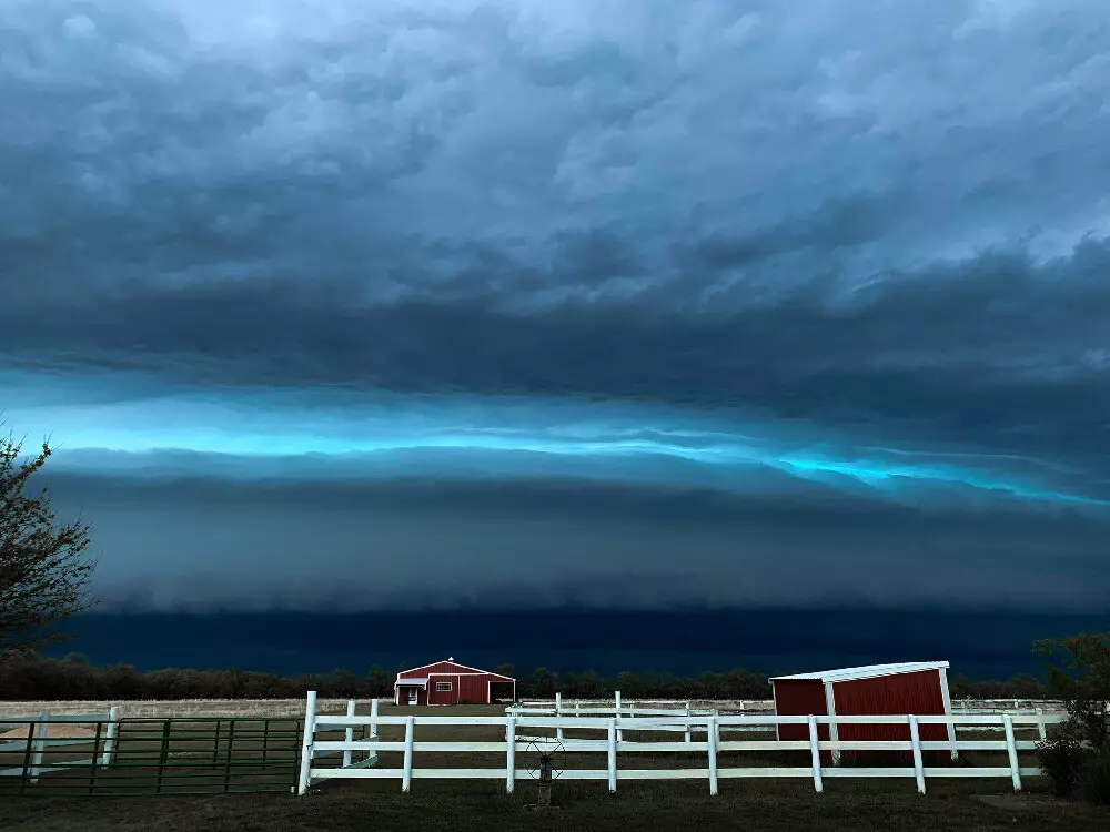 ผู้ชนะรางวัล Young Weather Photographer Of The Year 2021 Photo C Phoenix Blue