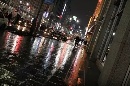Malam hujan, trotoar... oleh OiMax