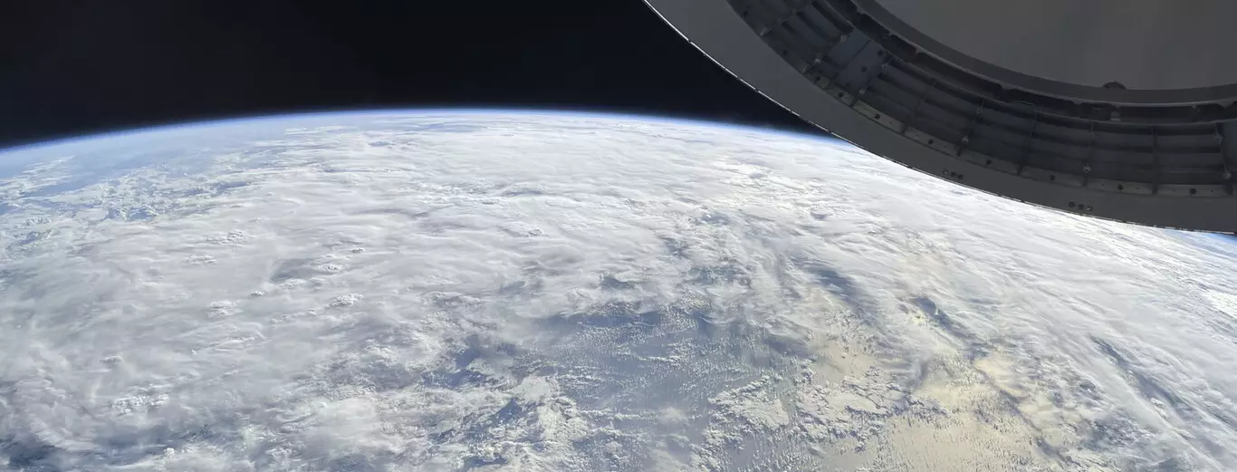 SpaceX'in Inspiration4 görevi bize bir Nikon SLR ve bir iPhone ile çekilmiş Dünya'nın bazı harika fotoğraflarını gösteriyor!
