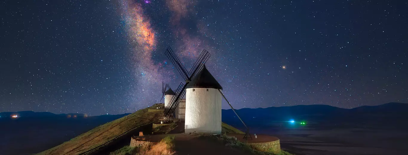 Otu ndị na-ese foto Spanish na-agba ọsọ n'ụwa na 29th Biennale de France 2021 nwere usoro nke Milky Way.