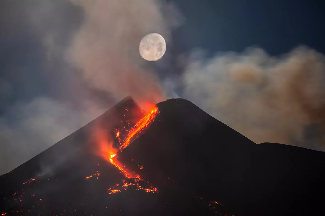 Etna Dağı Üzerinde İkinci Ay Güney Doğu Krateri C Dario Giannobile