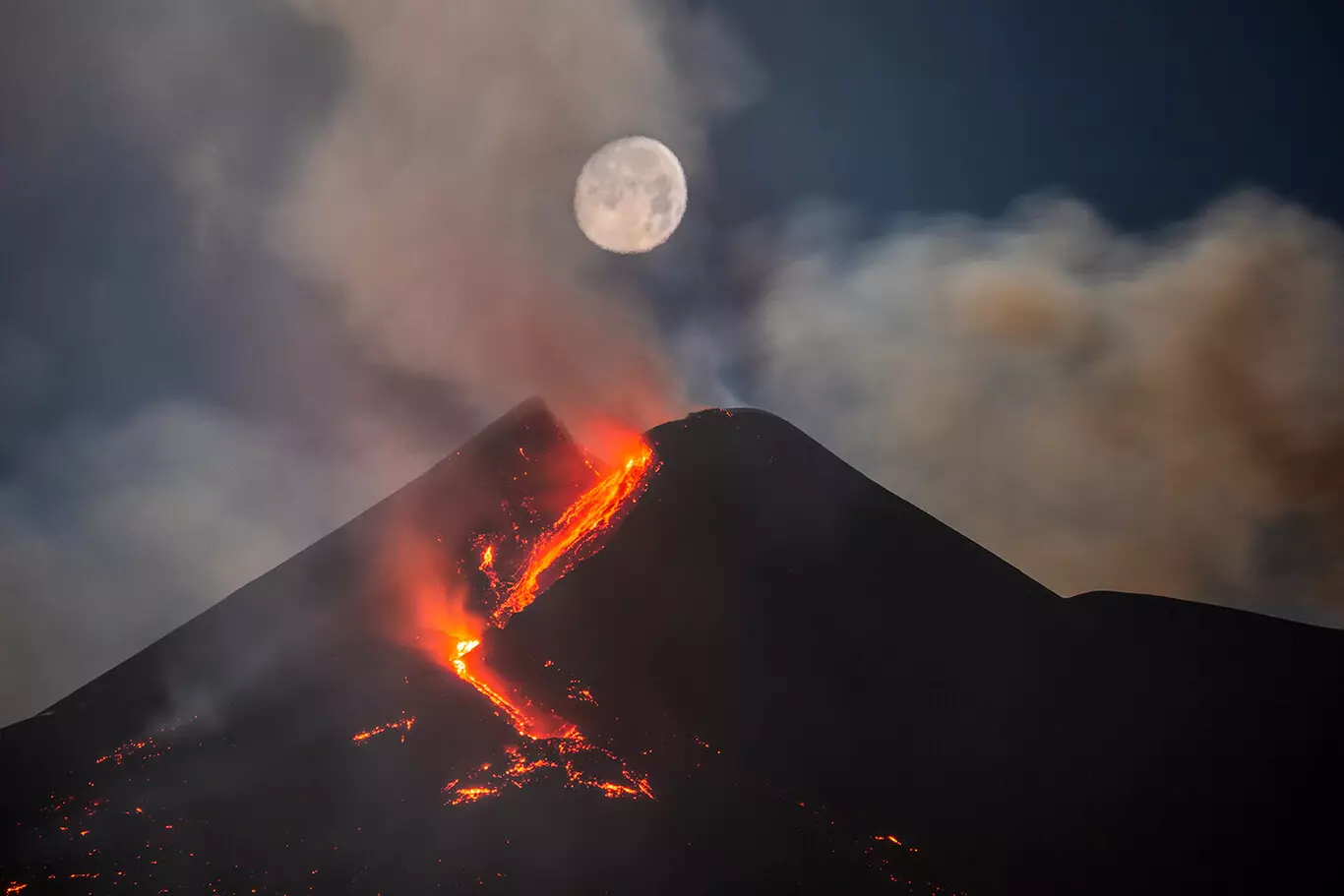 Volana mpihazakazaka teo ambonin'ny Tendrombohitra Etna Atsimo Atsinanana Crater C Dario Giannobile