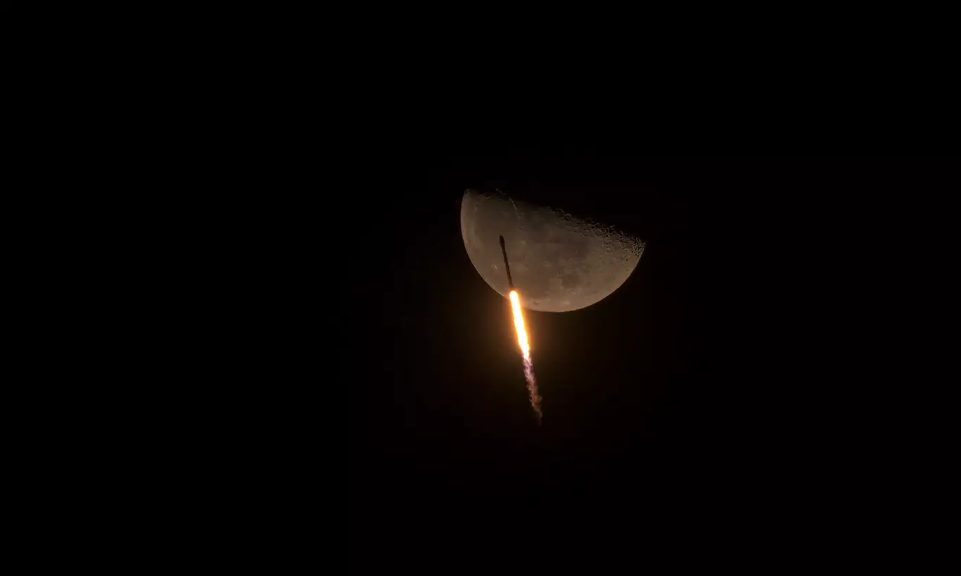 Победител Falcon 9 се извисява покрай Луната C Пол Екхард