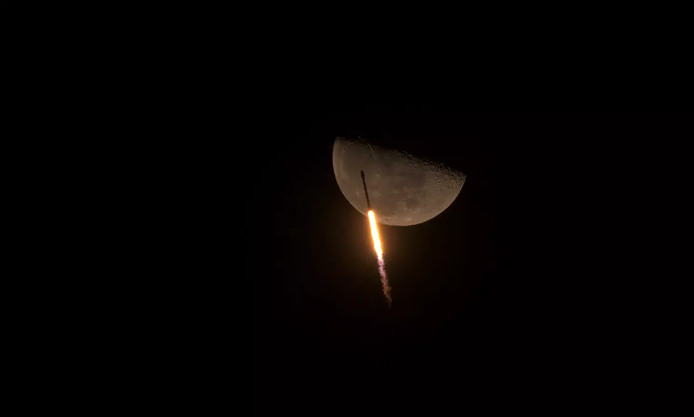 Il vincitore Falcon 9 vola oltre la luna C Paul Eckhardt