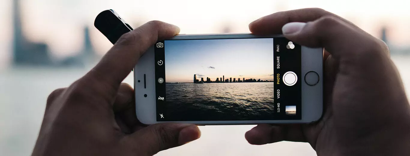 D'Ergonomie fir mat Handy ze fotograféieren ass eng Utopie