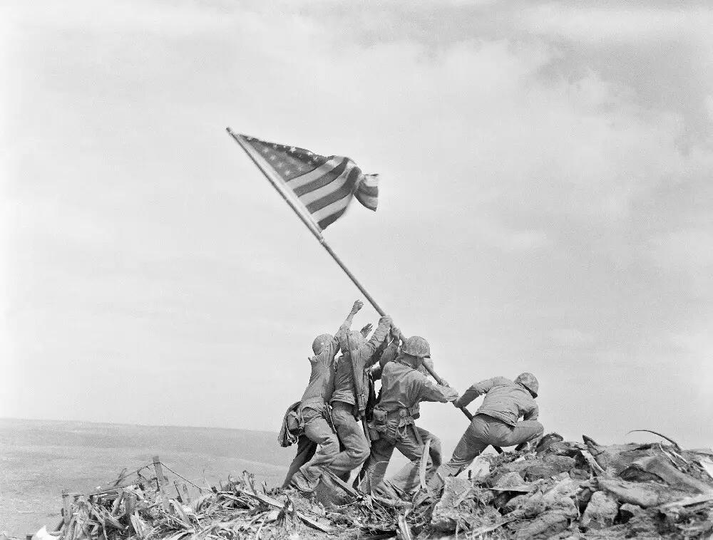 Iwo Jima پر پرچم بلند کرنا