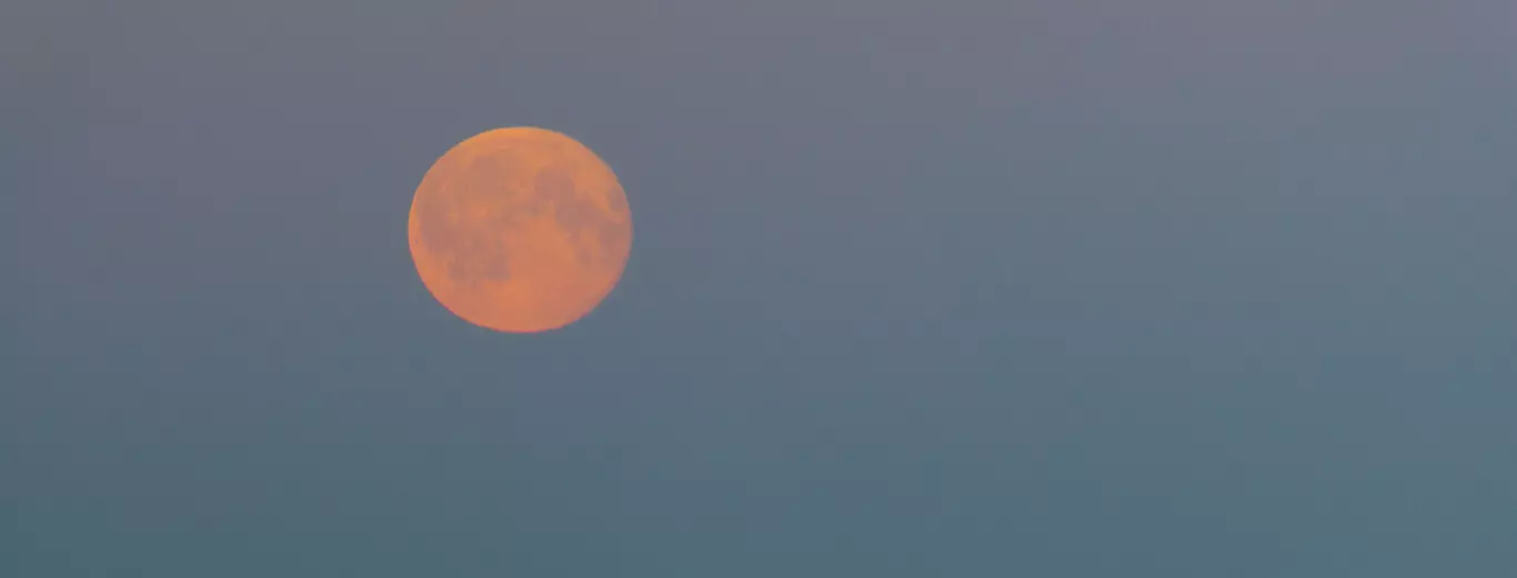 Hoe fotografearje de "Strawberry Moon" (super reade moanne): technyk, tips en nedige apparatuer