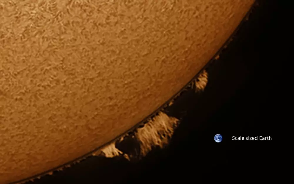 Detaje e Diellit të Kohës së Eklipsit të Pjesshëm të Diellit