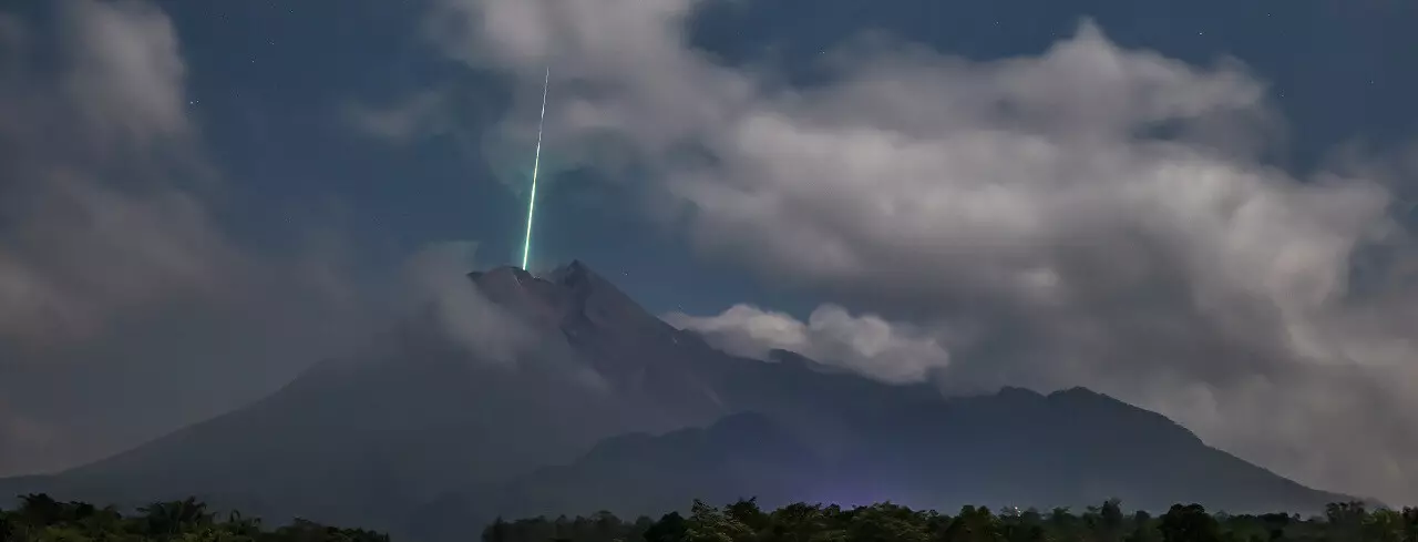 Tiel estis farita la virala foto, kiu montras kiel meteorito falas "enen" de vulkano en Indonezio