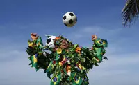 Um torcedor faz malabarismo com uma bola no Rio de Janeiro