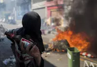 圣保罗示威期间，一名抗议者向警察投掷燃烧弹