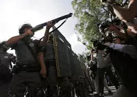 Journalisten fotograferen veiligheidstroepen. Verschillende fotojournalisten raakten gewond bij een demonstratie