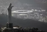 Ο Χριστός ο Λυτρωτής φαίνεται να θαυμάζει το μεγαλείο του σταδίου Maracanã