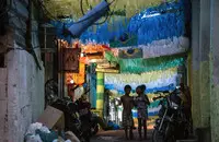 İki çocuk bir favela mahallesinde Brezilya takımının renkleri altında yürüyor.