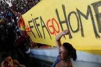 Ülkenin başkentinde düzenlenen gösterilerden biri sırasında bir kalabalık FIFA'dan Brezilya'dan uzak durmasını istiyor