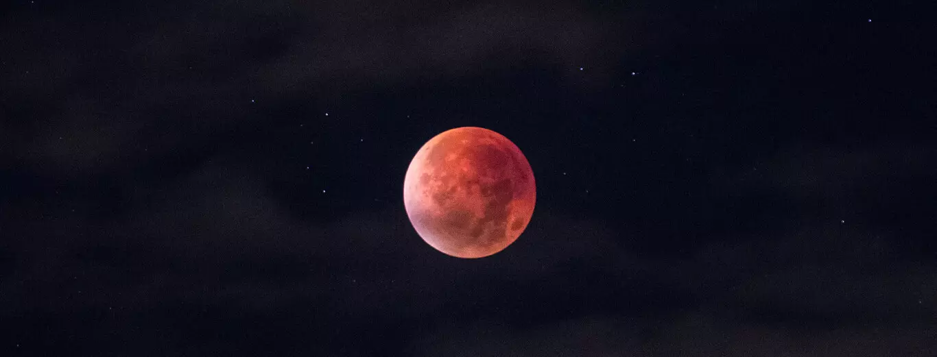 Como fotografar a eclipse lunar e a super lúa vermella: consellos, trucos e material necesario