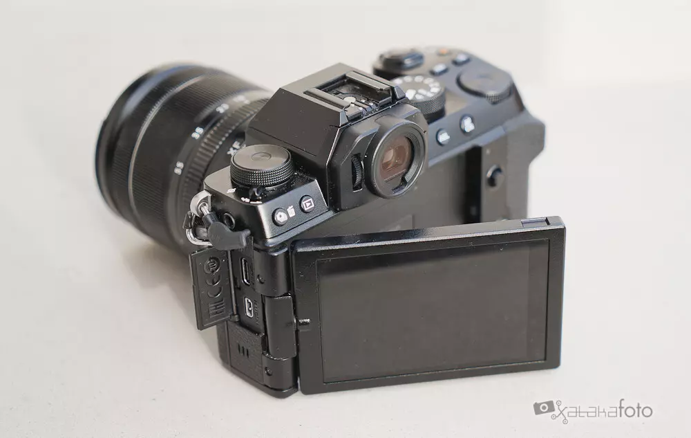 Fujifilm X S10