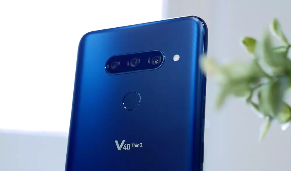 LG V40